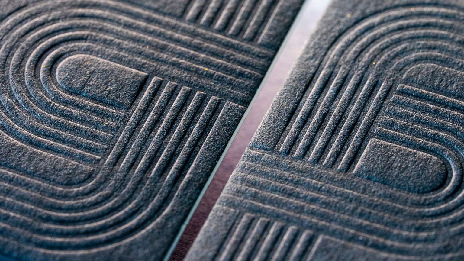 Emboss vs Deboss Printing Techniques for Business Cards